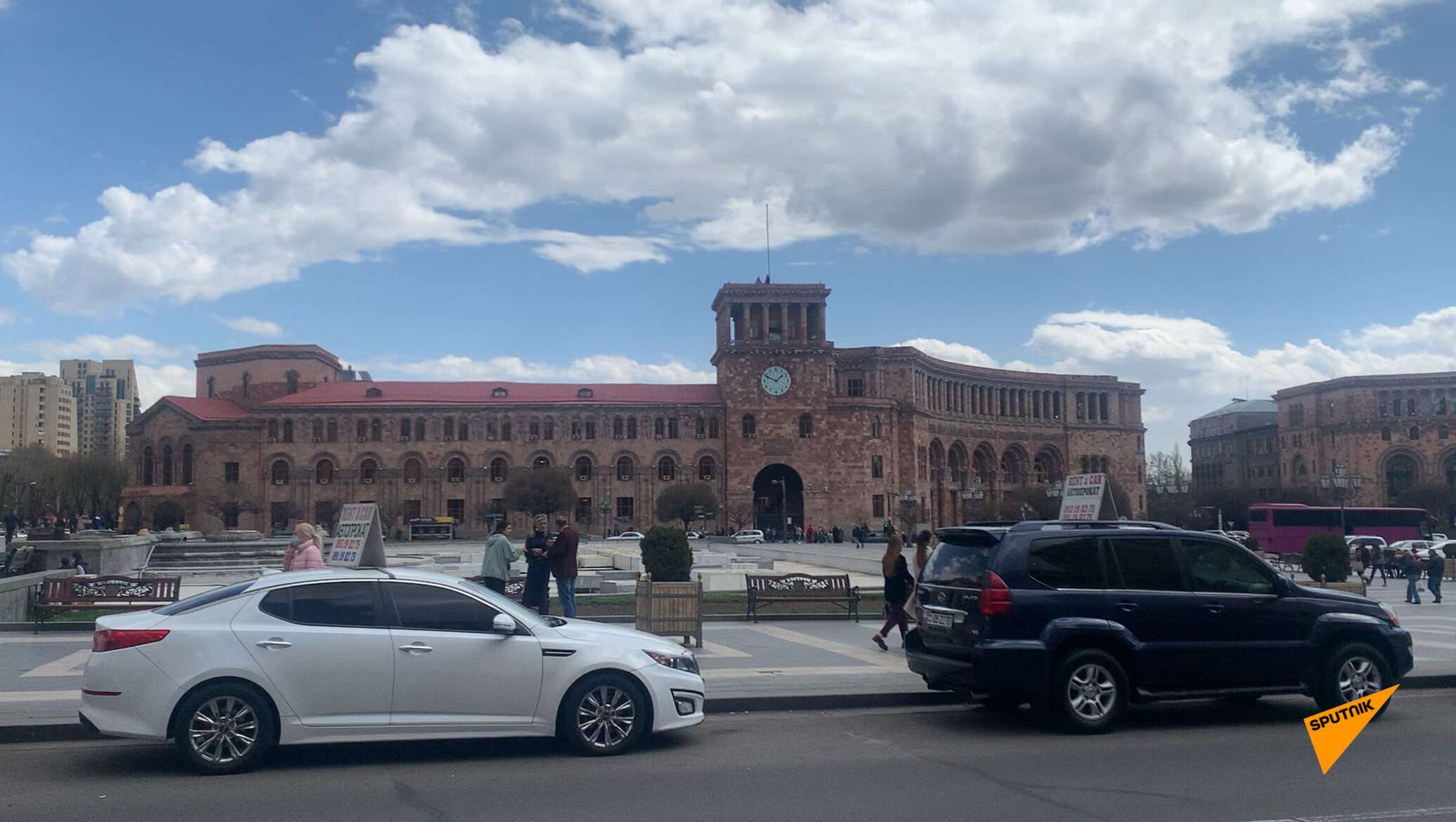 На крыше здания правительства в Ереване установили новый флаг. Видео ...