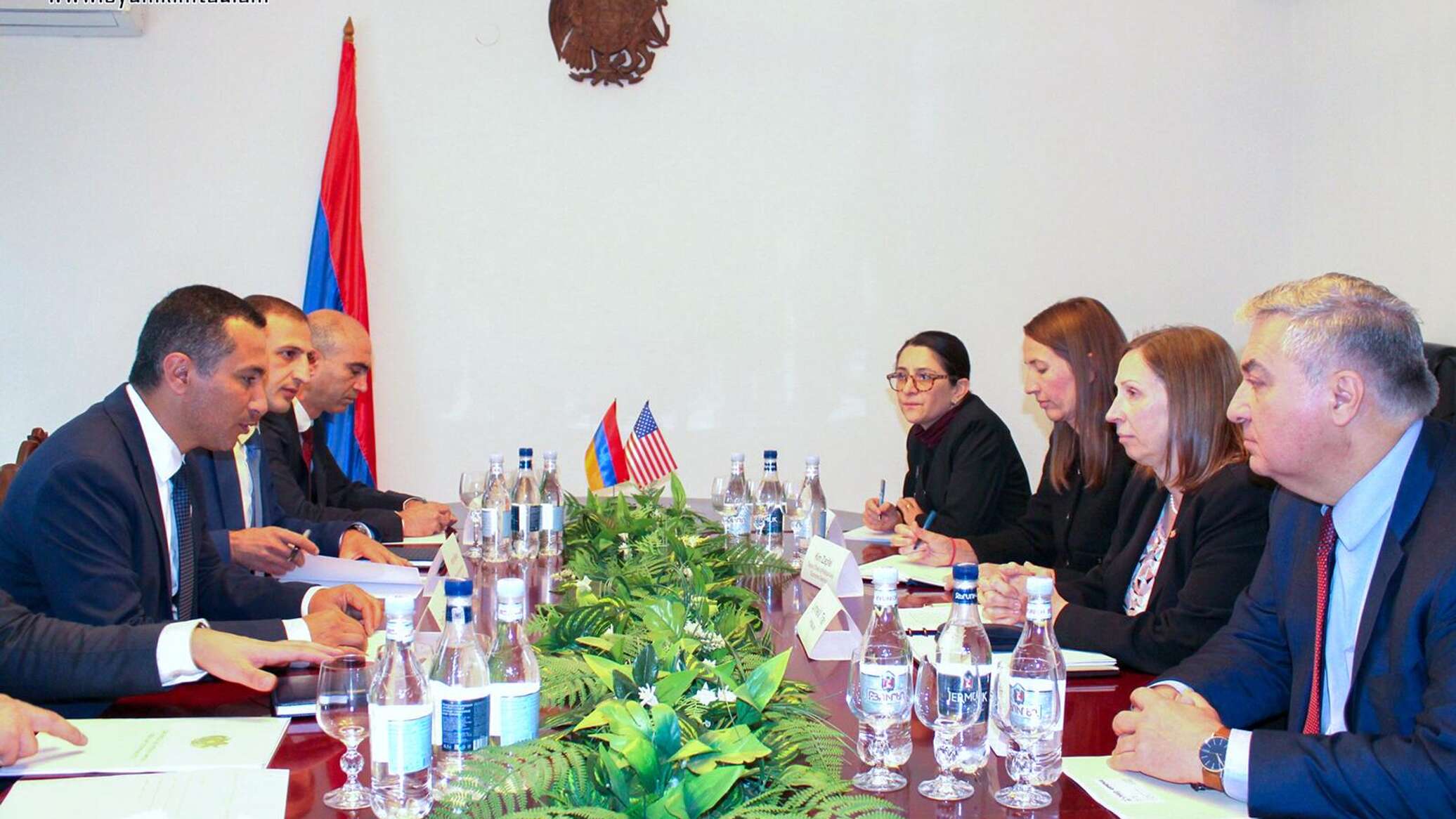 Линн Трейси посетила Сюник и пообещала - США помогут - 28.09.2022 ...